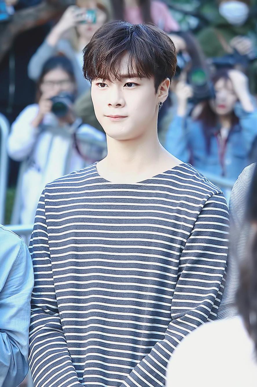 "Moonbin's death hurts"..'Inkigayo' memorial to the late Moonbin..1st ...