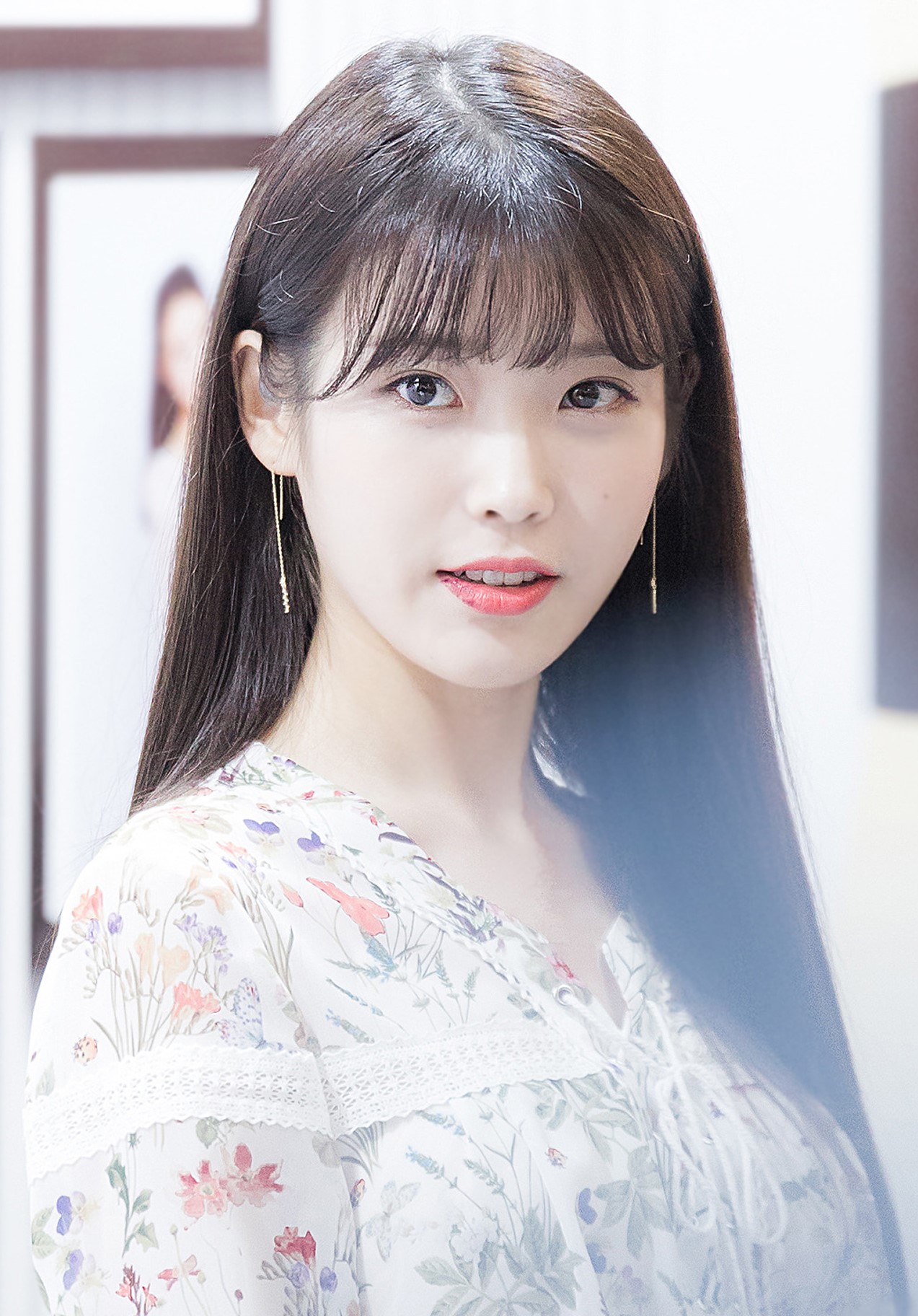IU... Hit the charts with a surprise new release 'Pieces' - Kbopping